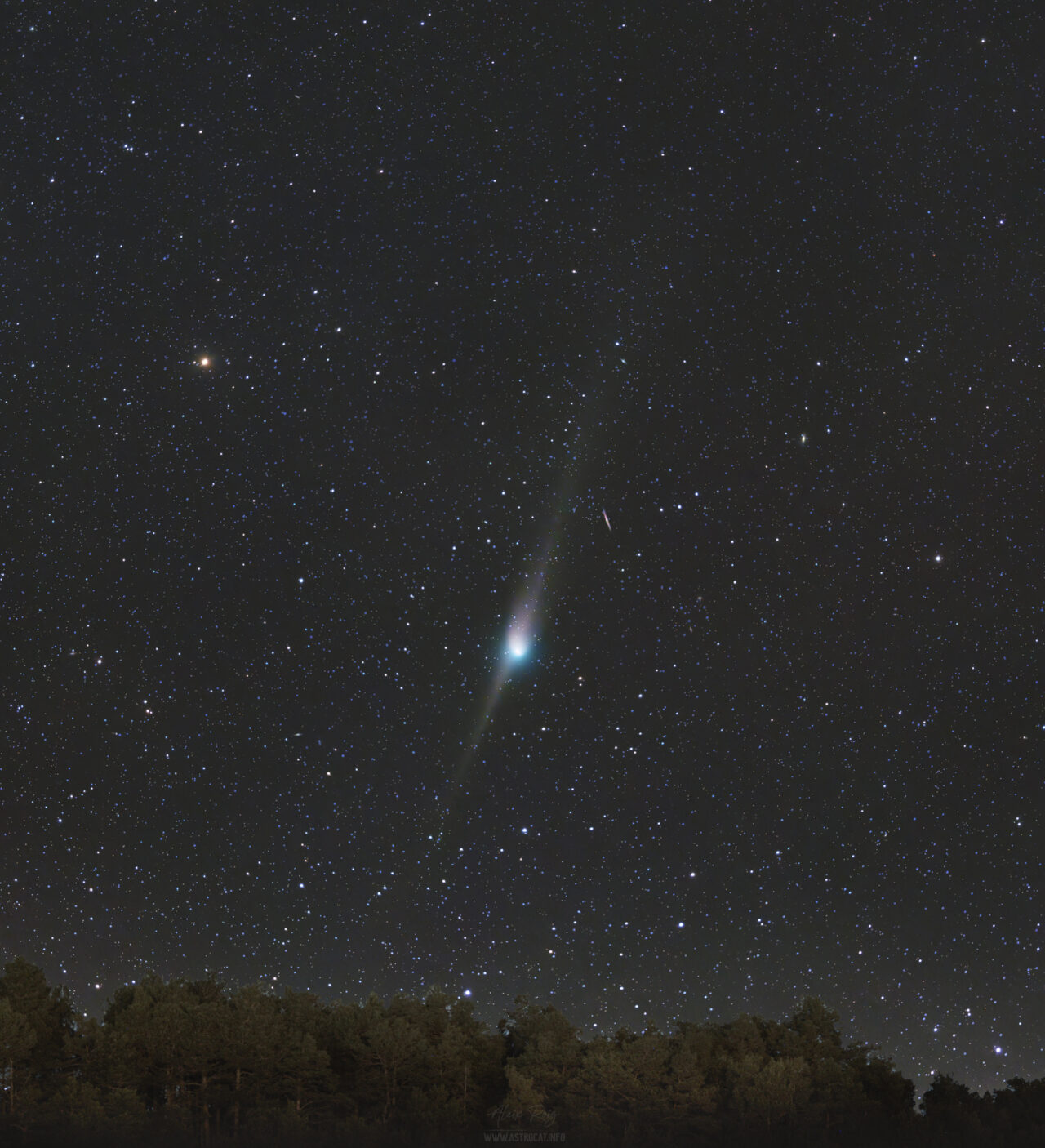 Comet over Prades crossing a galaxy field | Astrocat